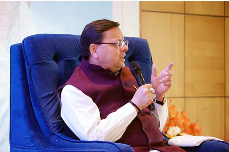 वर्तमान परिपेक्ष्य में सोशल मीडिया इंफ्लुएंसर्स की बड़ी भूमिका है ...